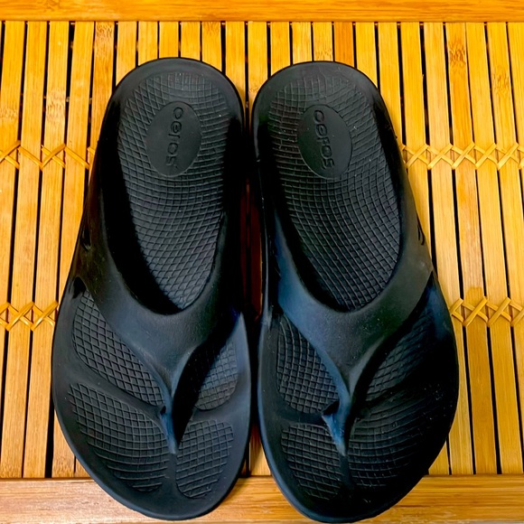 OOFOS | Shoes | Oofos Black Toe Post Recovery Sandals Wgreat Arch Support Sz W7 M5 Eu38 | Poshmark